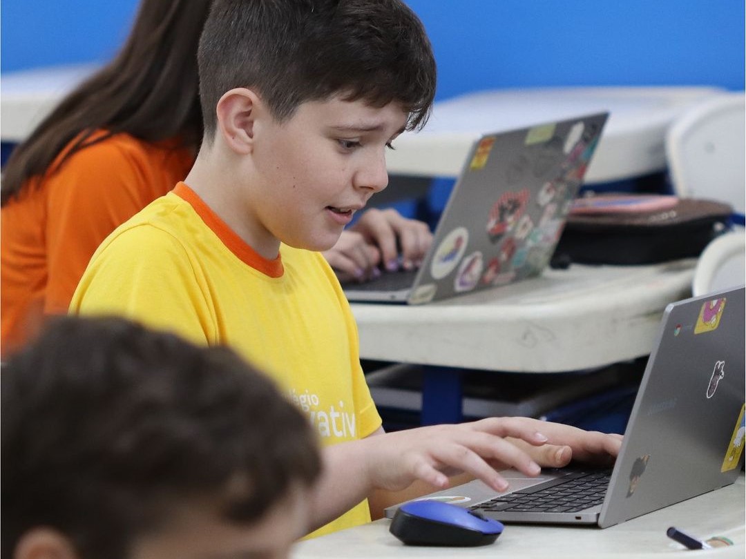 Educação digital: como a tecnologia conecta alunos, pais e escola ...