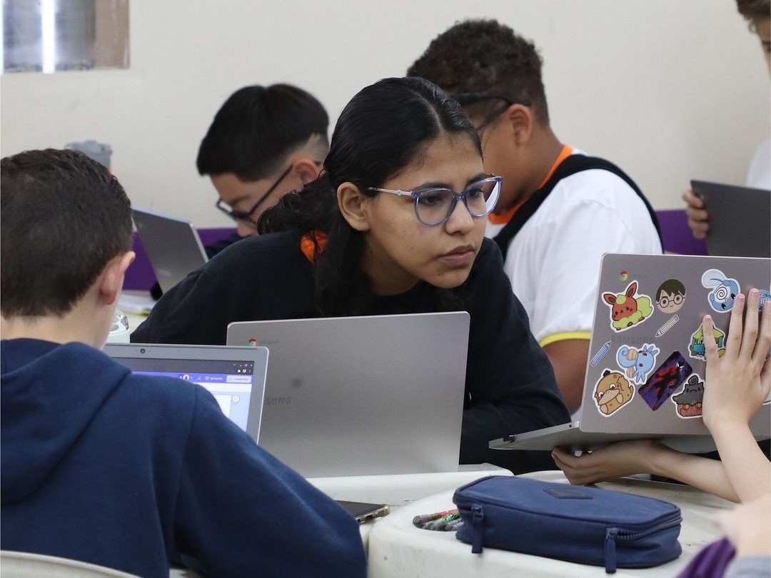 Educação digital: como a tecnologia conecta alunos, pais e escola ...